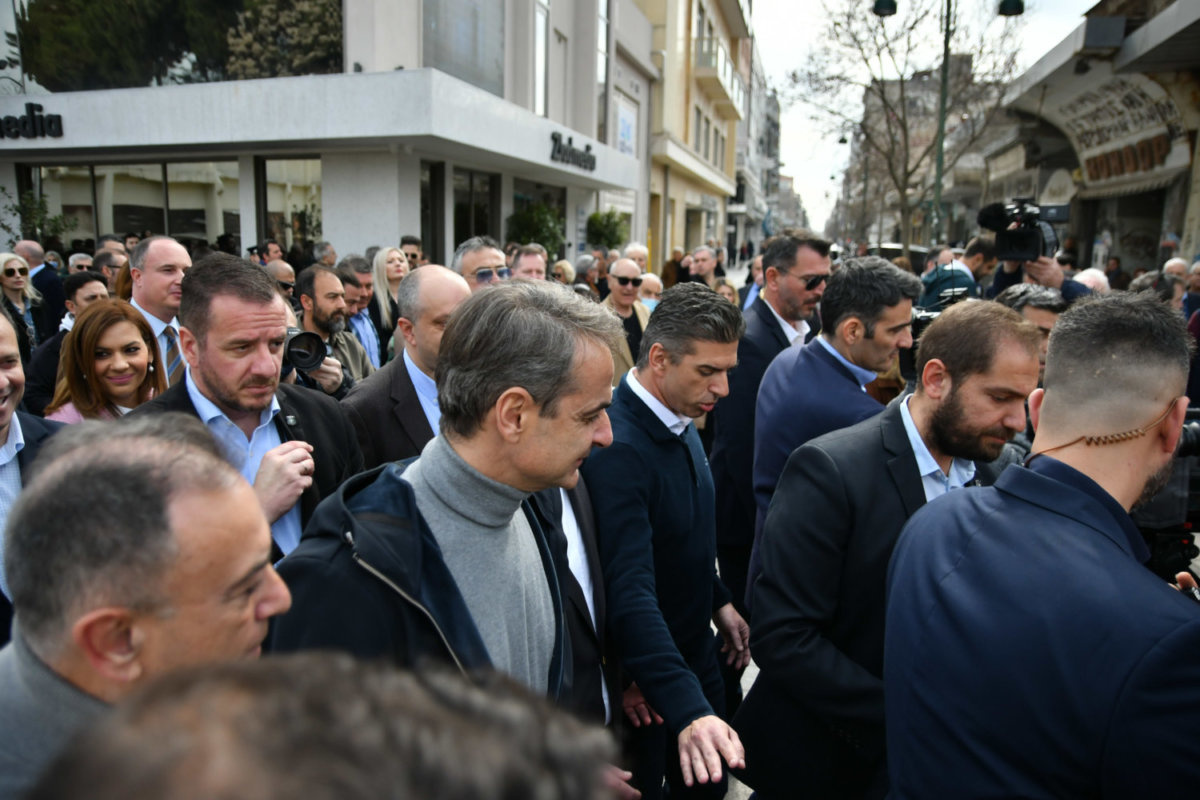 Κυριάκος Μητσοτάκης: Παππούς στην Λάρισα τον πλησίασε με το τσιγάρο στο ...