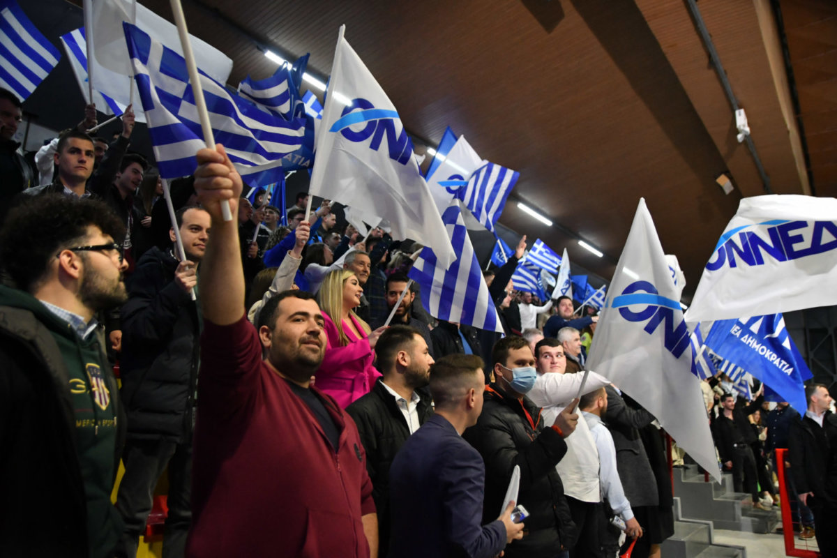 Λάρισα: Περιμένοντας τον Μητσοτάκη... Οι πρώτες εικόνες από το Κλειστό ...