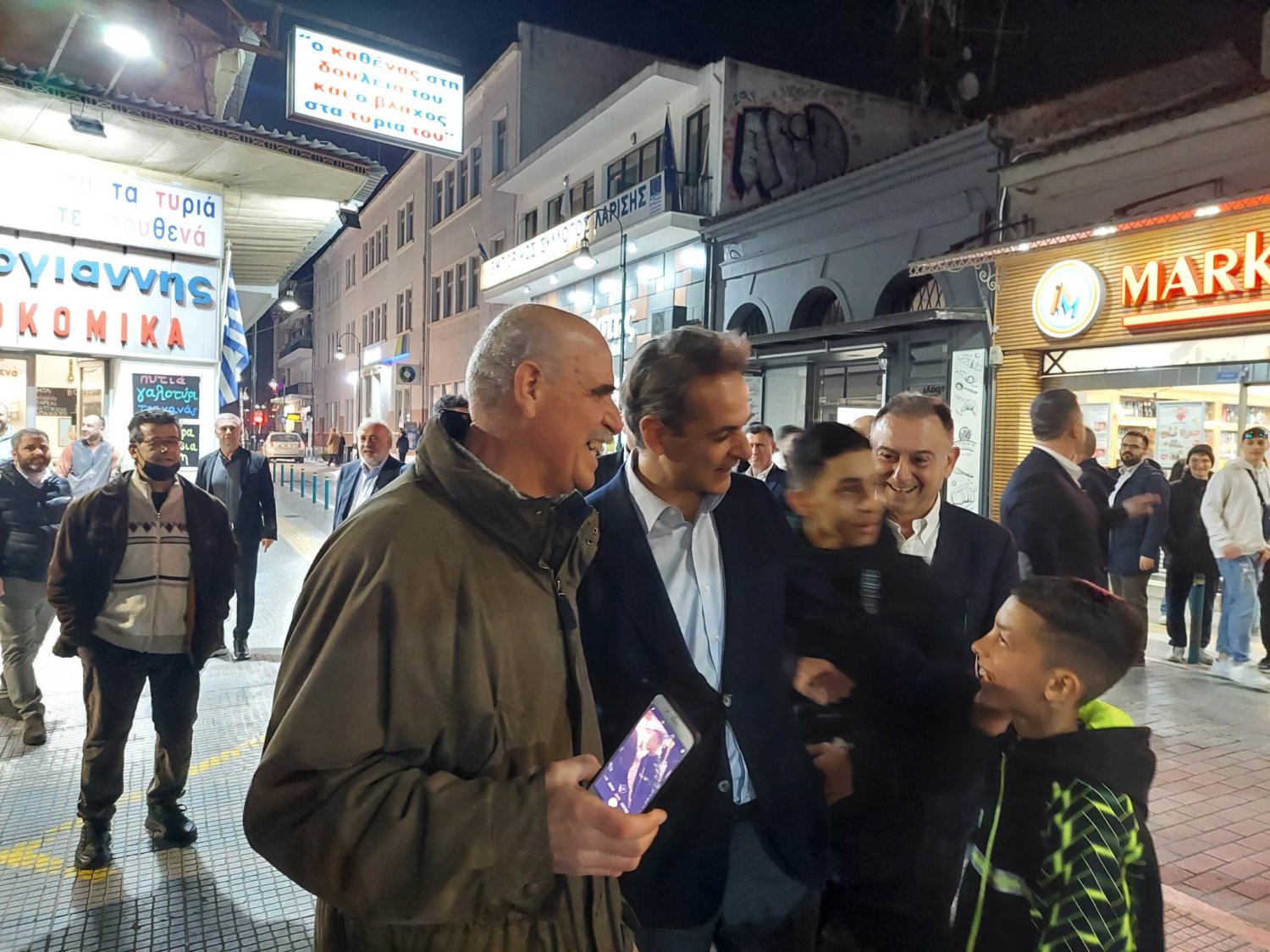 Βόλτα του Κυριάκου Μητσοτάκη στο κέντρο της Λάρισας (φωτ. & βίντεο ...