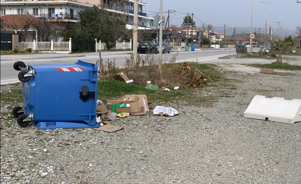 Δευτέρα - όχι και τόσο καθαρή - για την παραλία του Αγιοκάμπου (φωτ ...