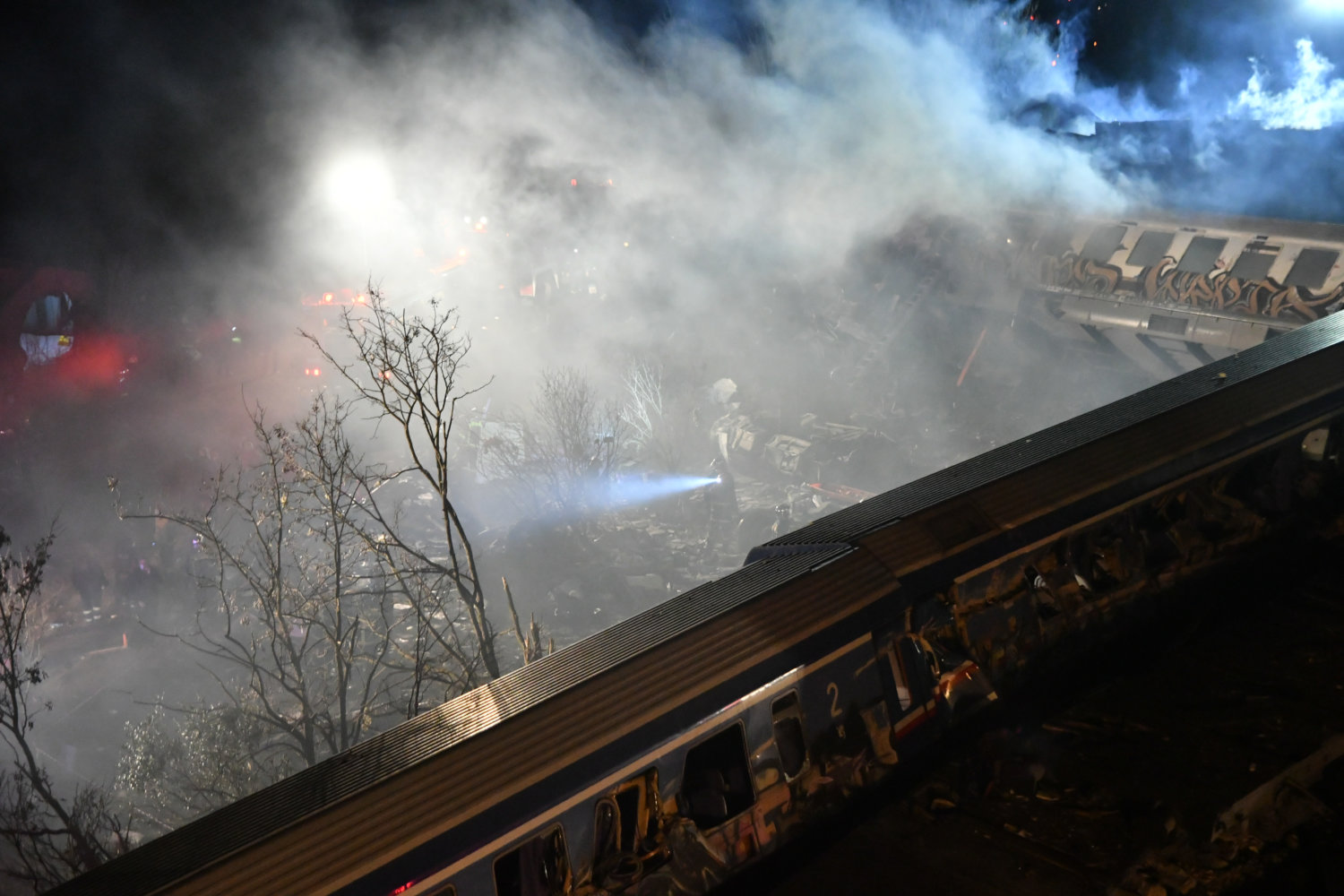 Λάρισα: Εικόνα μέσα από τα βαγόνια των τρένων που συγκρούστηκαν στα ...