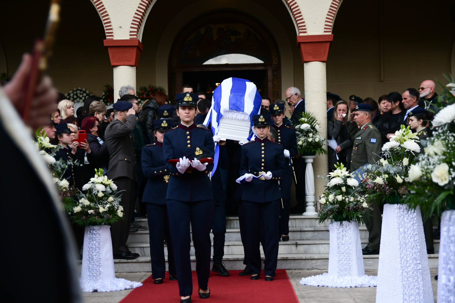 Λάρισα: Με την ελληνική σημαία στην "τελευταία της κατοικία" η ...