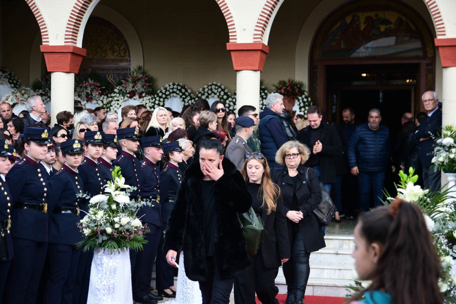 Λάρισα: Με την ελληνική σημαία στην "τελευταία της κατοικία" η ...