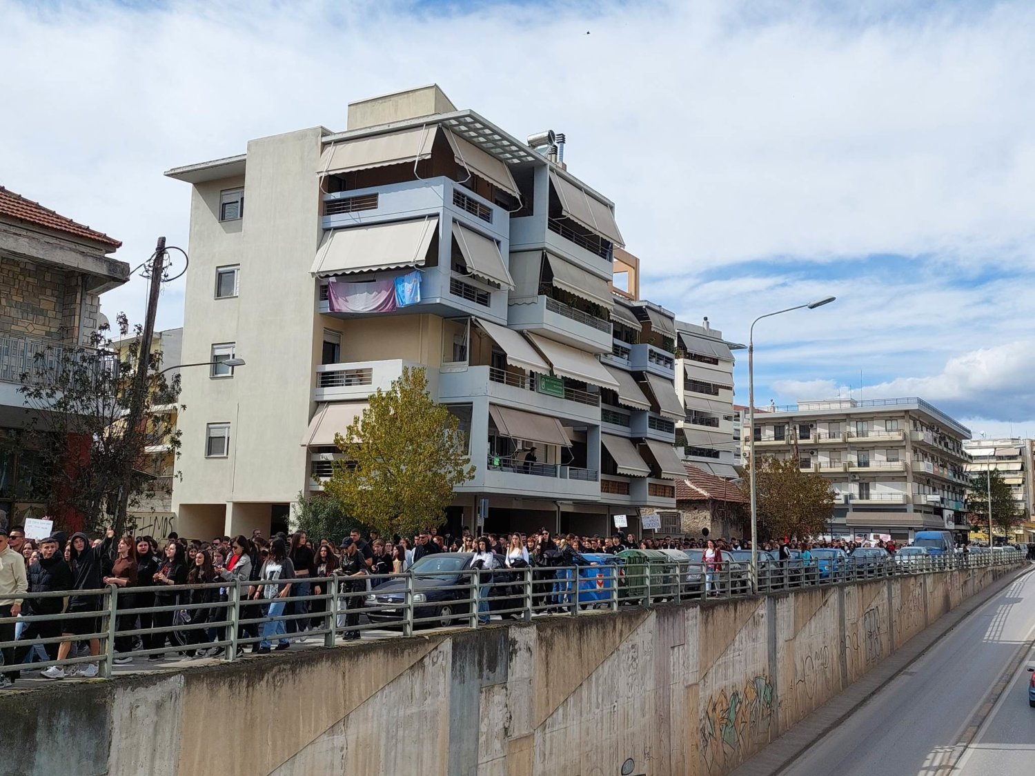 Λάρισα: Φαρσάλων, Ηρ. Πολυτεχνείου, Ανθίμου Γαζή... παντού κόσμος - Η ...