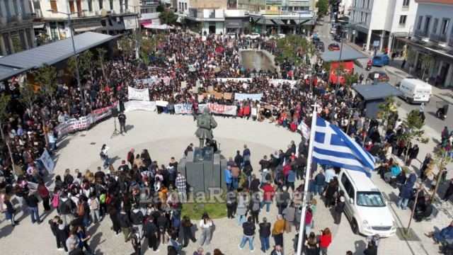 Μεγάλη συγκέντρωση στη Λαμία για το «έγκλημα» στα Τέμπη - Εικόνες από ...