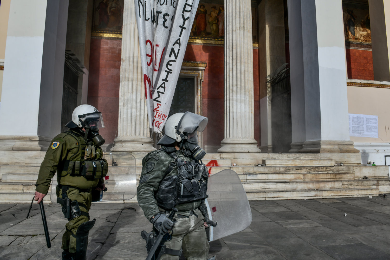 Τα ΜΑΤ προσπάθησαν να μπουν στην Πρυτανεία του ΕΚΠΑ - larissanet.gr