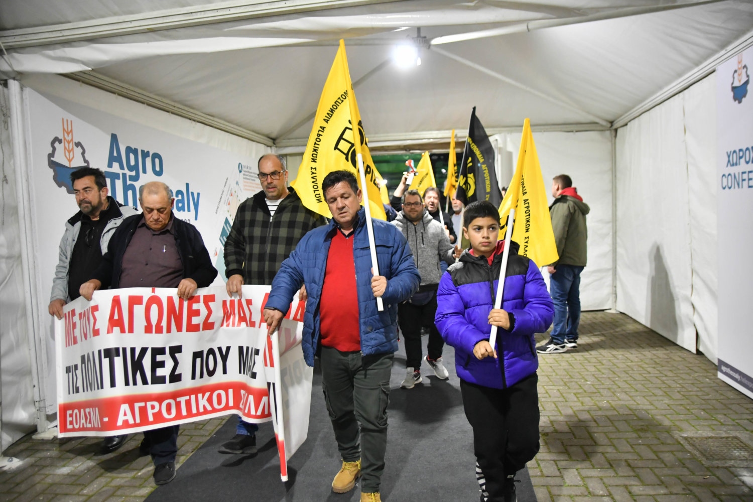 Λάρισα: Εντός της Agrothessaly οι Λαρισαίοι αγρότες (φωτ. & βίντεο ...
