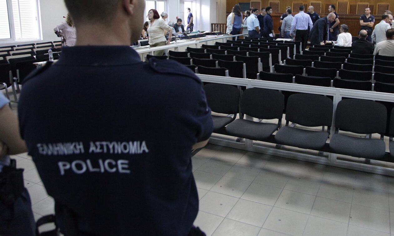 Δικαστική Αστυνομία: Πώς θα είναι η στολή υπηρεσίας - Μπερές, χιτώνιο ...