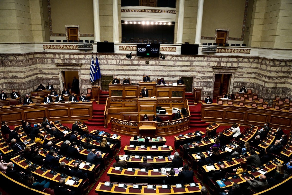 Επαγγέλματα που «πιάνουν» τα περισσότερα έδρανα στην Βουλή τα τελευταία ...
