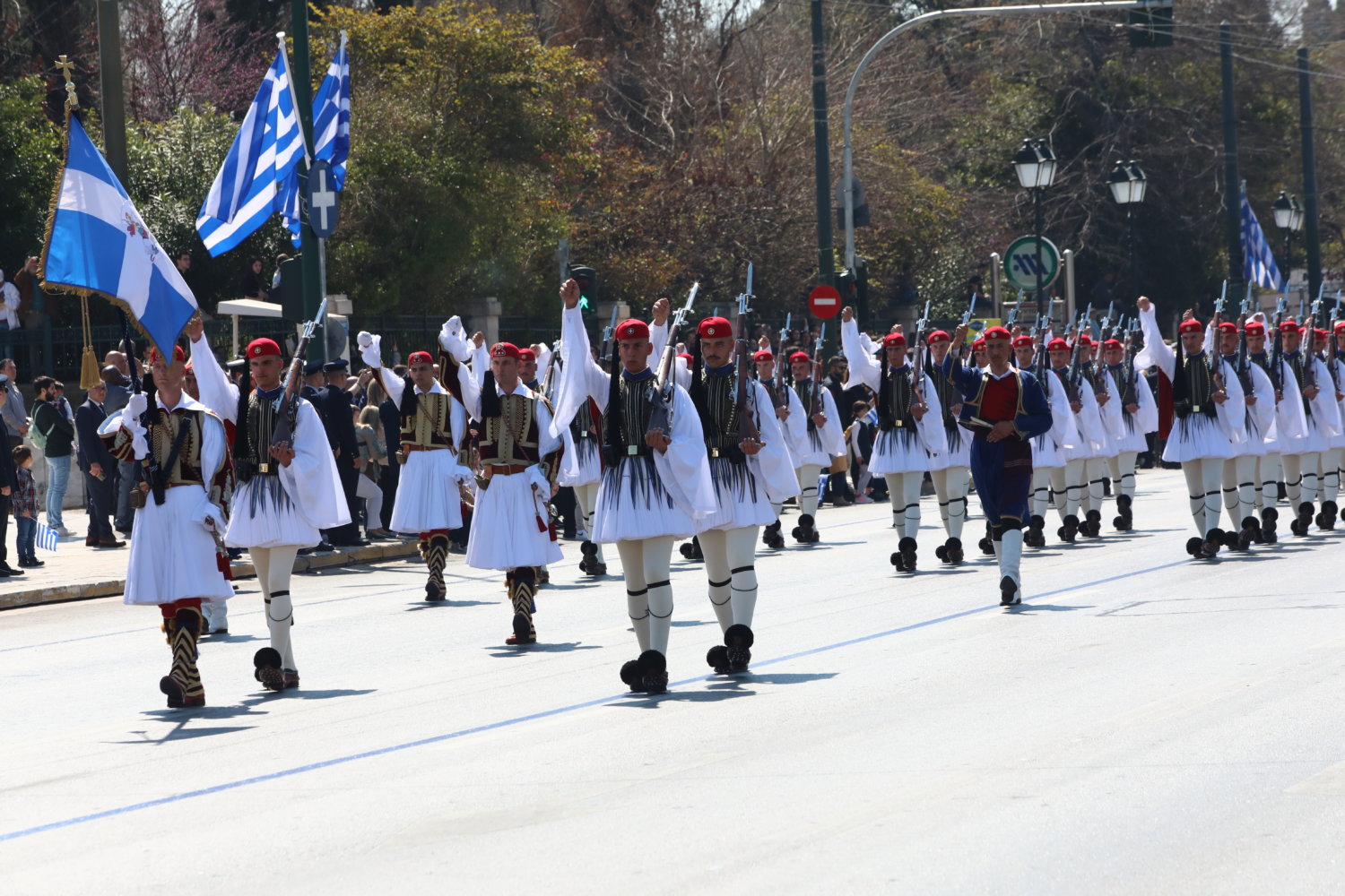 25η Μαρτίου: Το πέρασμα των ευζώνων, η ιστορία τους και… τα τσαρούχια ...