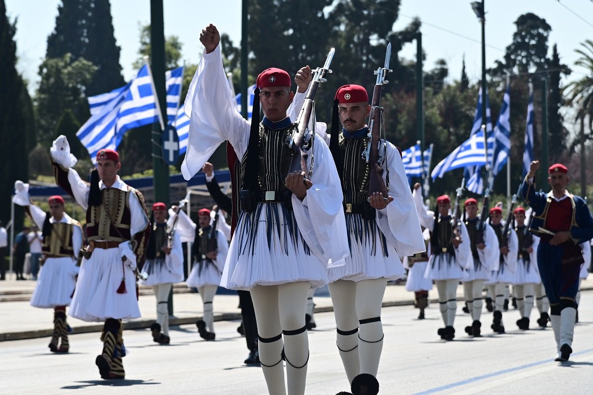 Επέτειος 25ης Μαρτίου: Μεγαλειώδης και εντυπωσιακή η στρατιωτική ...