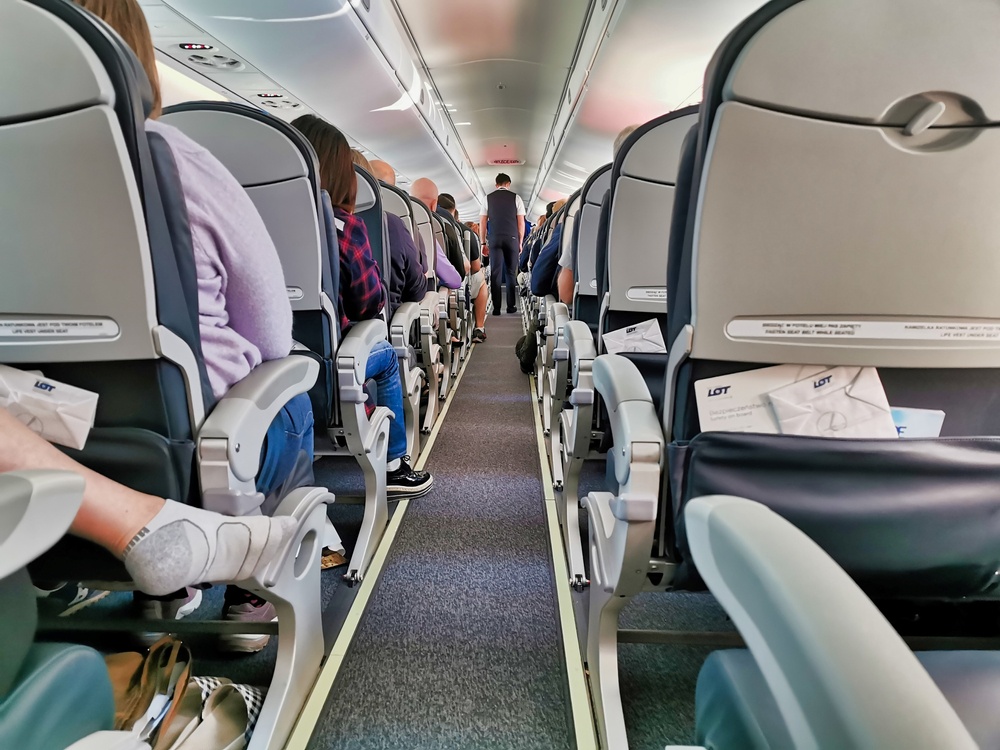 Ειδικός εξηγεί γιατί δεν πρέπει να βγάζετε τα παπούτσια στο αεροπλάνο ...