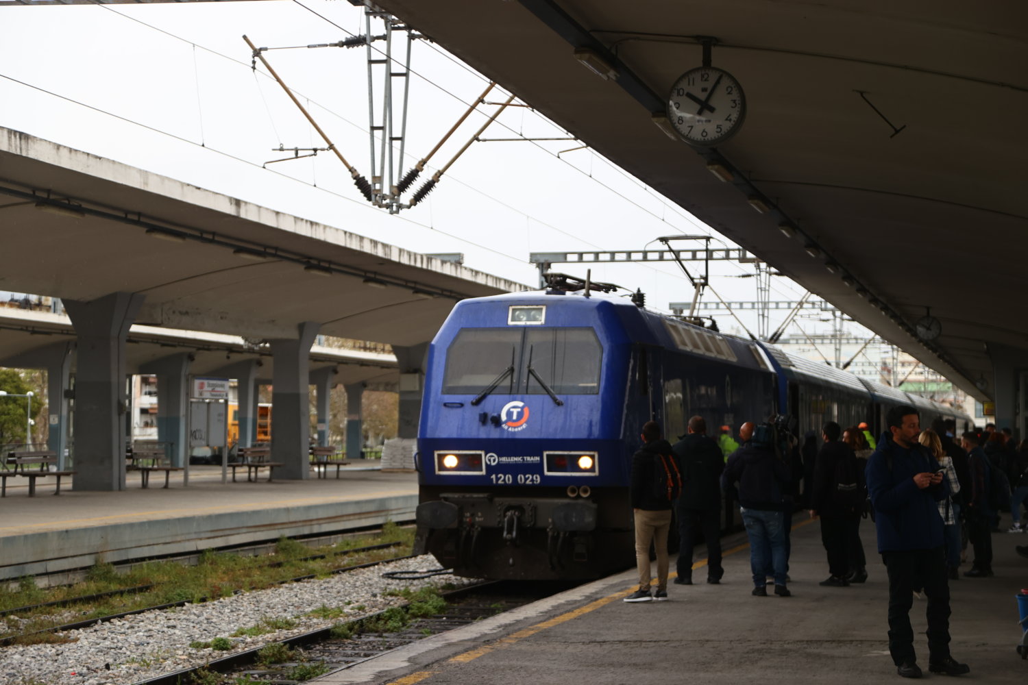 Θεσσαλονίκη: Στις ράγες το πρώτο επιβατικό τρένο για Αθήνα μετά το ...