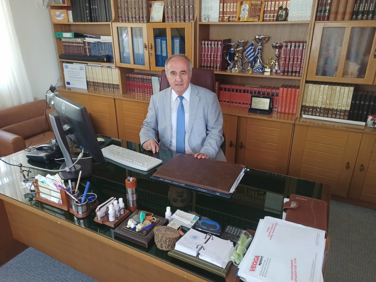 Δημήτρης Παπαποστόλου: 20 χρόνια δάσκαλος και διευθυντής Σχολείων στα ...