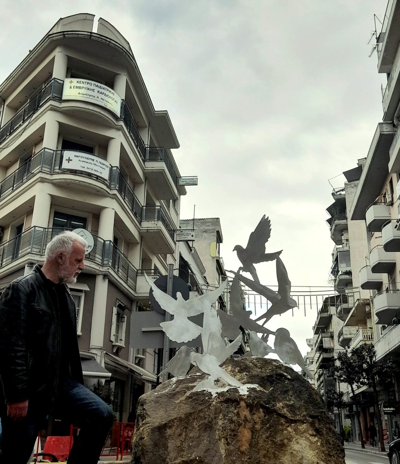 Nέο γλυπτό του Κώστα Νταή εγκαταστάθηκε στη Λάρισα (φωτ.) - larissanet.gr