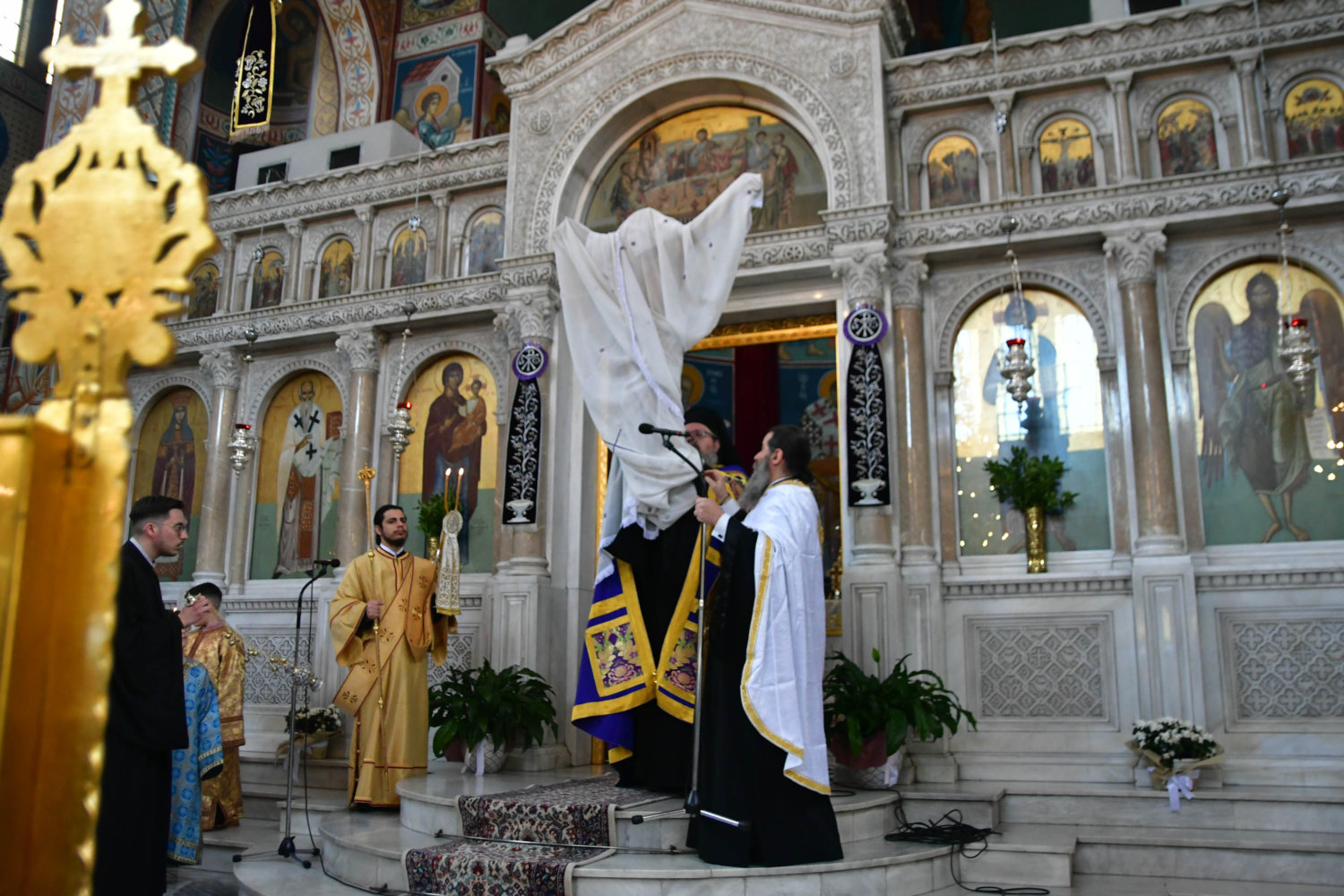 Το πρωί της Μεγάλης Παρασκευής η Ακολουθία των Μ. Ωρών και ο Εσπερινός ...