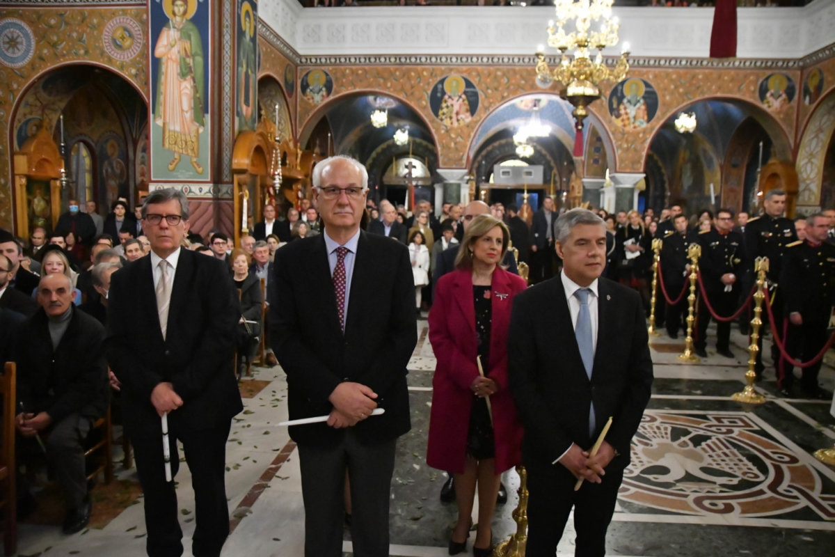 Λάρισα: Περιμένοντας την Ανάσταση... Πλήθος πιστών στον Μητροπολιτικό ...