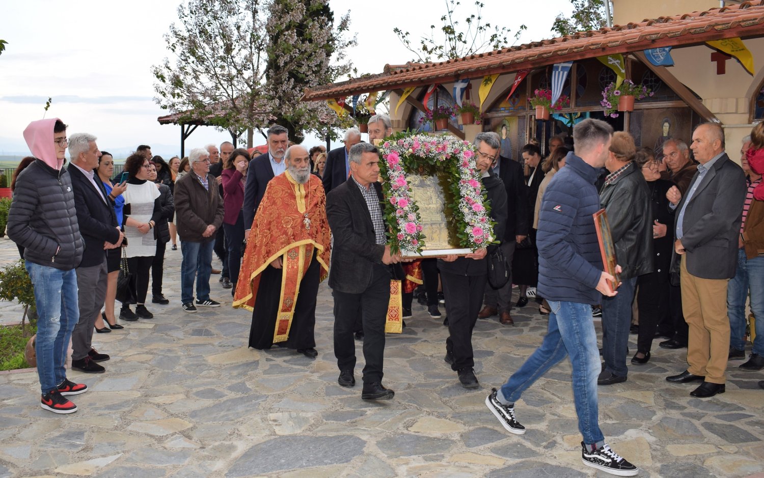 Εσπερινός για τη Θεομητορική Εορτή της Ζωοδόχου Πηγής σε Ιερούς Ναούς ...
