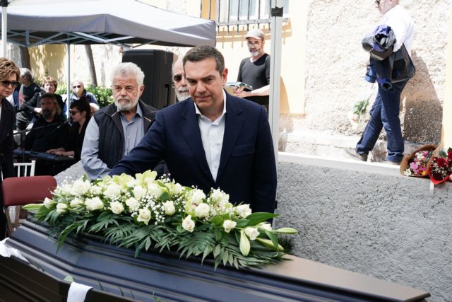 Συγκινημένος ο Αλέξης Τσίπρας στην κηδεία της Μυρσίνης Ζορμπά ...