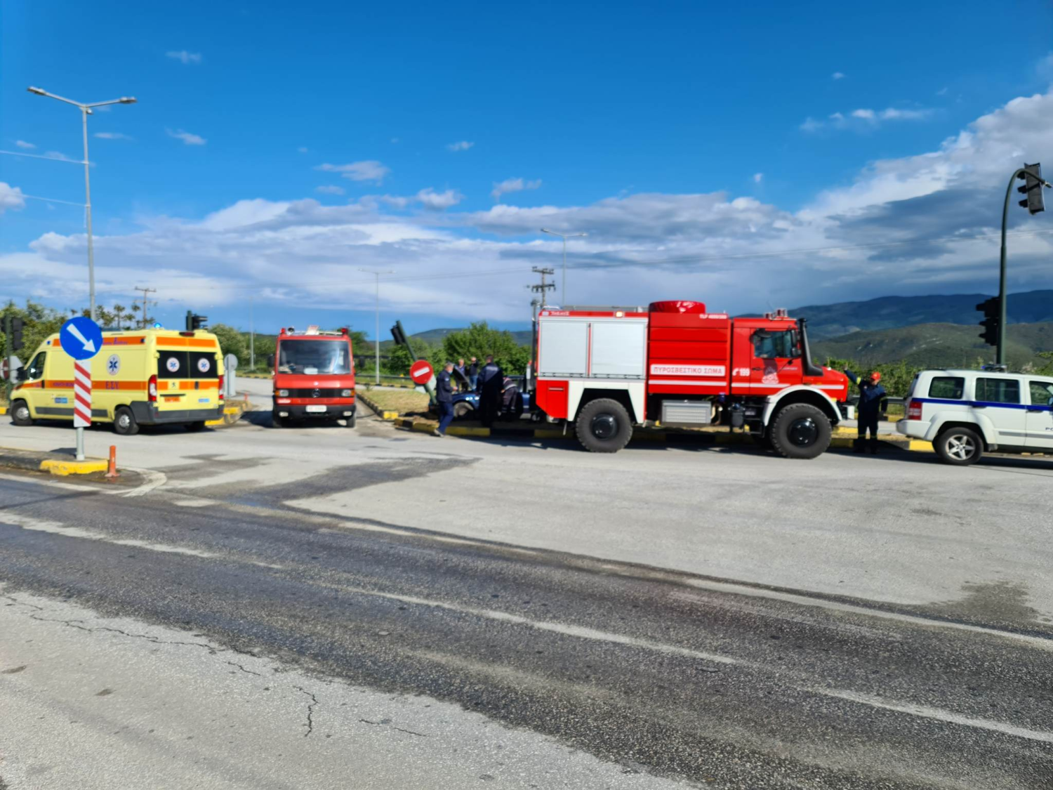 Λάρισα: Τροχαίο στην είσοδο της Αγιάς-Στο ΓΝΛ ένας τραυματίας (φωτ ...