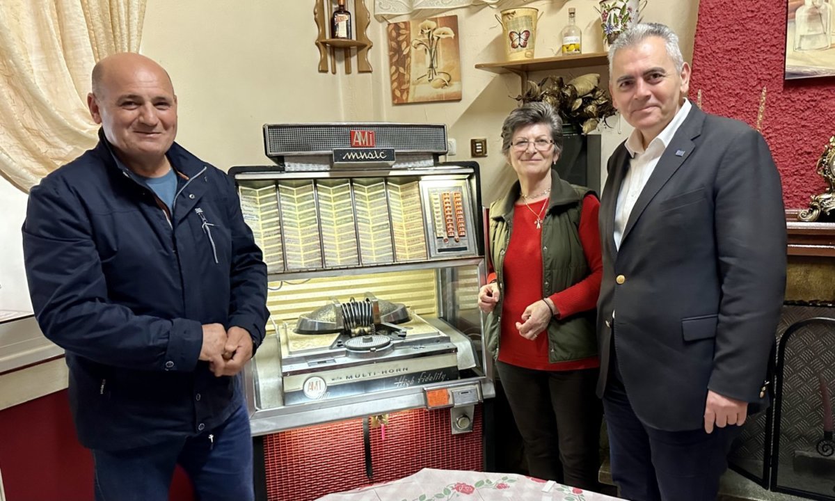 Ο Μάξιμος, ο Καζαντζίδης και το τραγούδι στο τζουκ μποξ - larissanet.gr