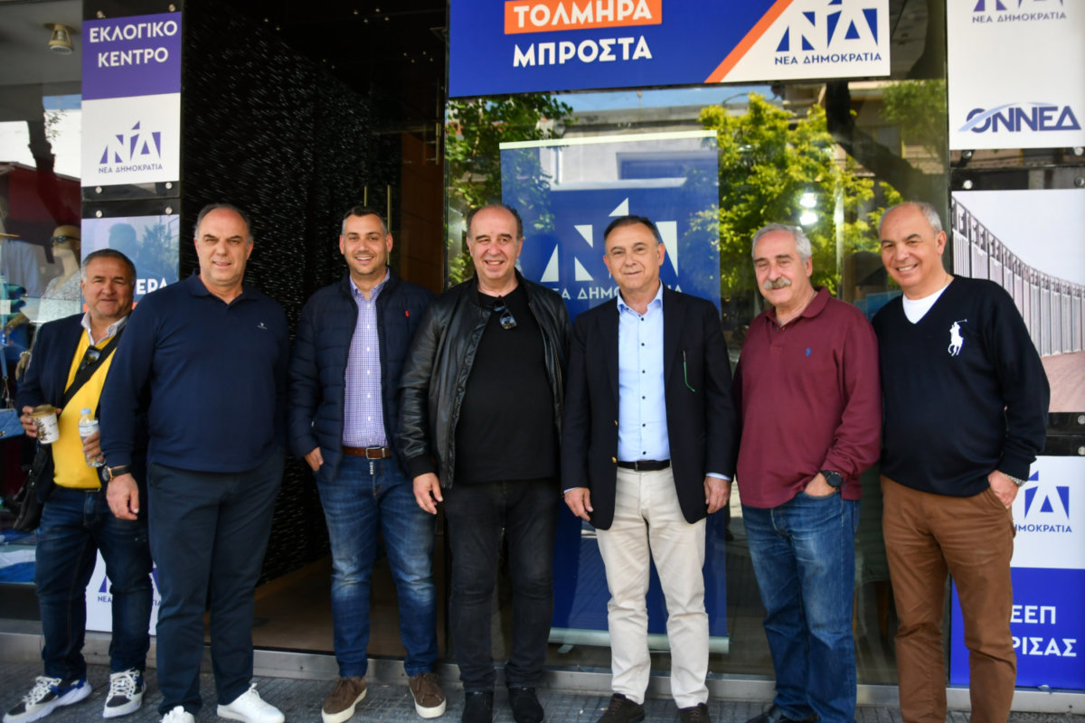 Πέρασμα από το "γαλάζιο" εκλογικό κέντρο στη Λάρισα για τον Χρ. Κέλλα ...