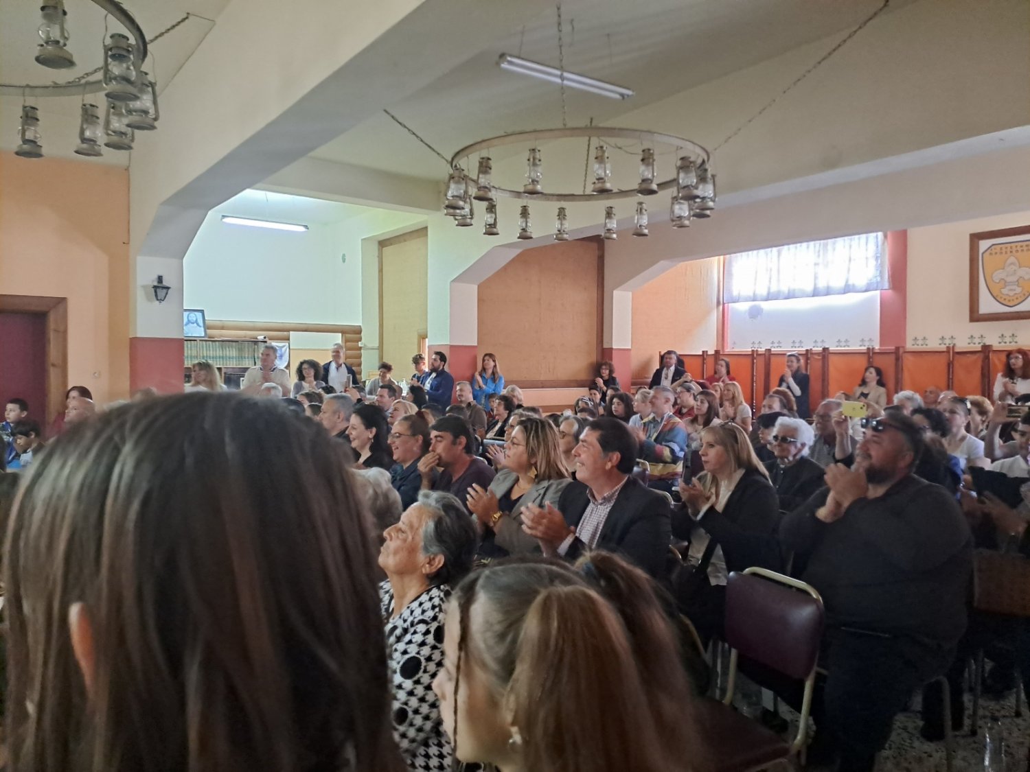 "Της κακομοίρας" στην κατάμεστη αίθουσα του 1ου Συστήματος Προσκόπων ...