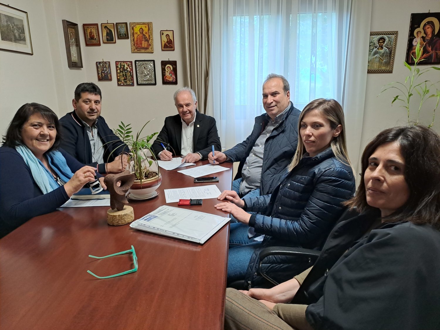 "Έπεσαν" οι υπογραφές για την κατασκευή ποδοσφαιρικού γηπέδου 5Χ5 στο ...