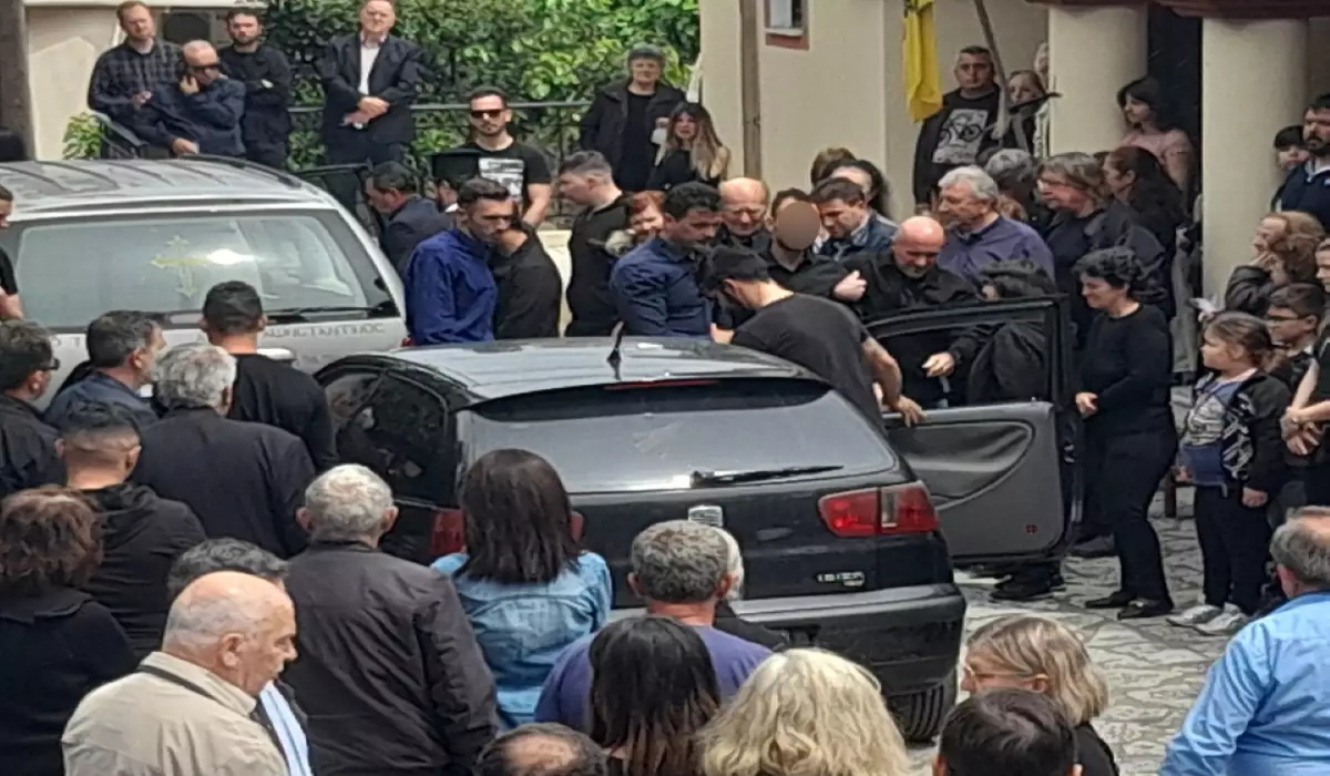 Άρτα: Υποβασταζόμενος αποχώρησε ο πατέρας από την κηδεία του βρέφους ...