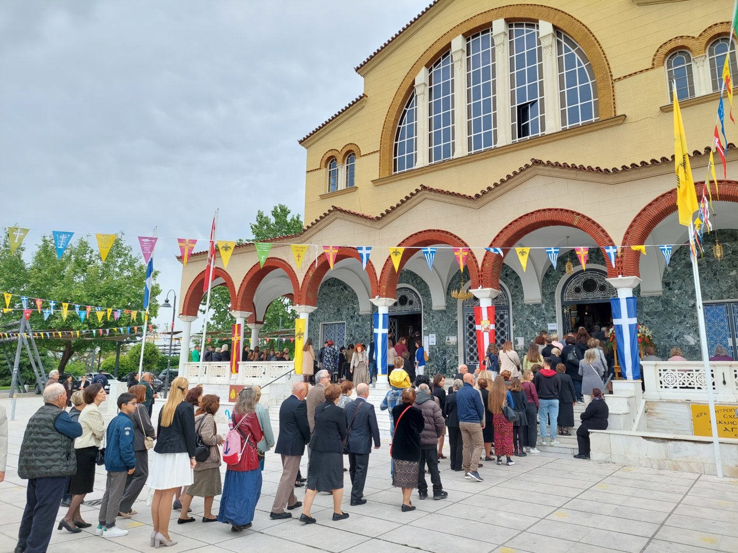 Πλήθος Λαρισαίων στον Μητροπολιτικό Ναό του Αγίου Αχιλλίου για την ...