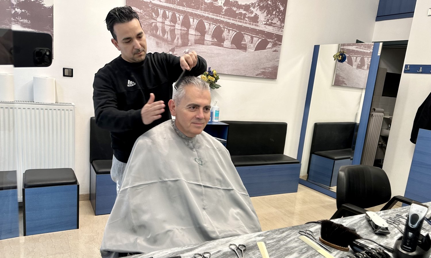 Ο Μάξιμος σε παραδοσιακό κουρείο πριν την τελική ομιλία… - larissanet.gr