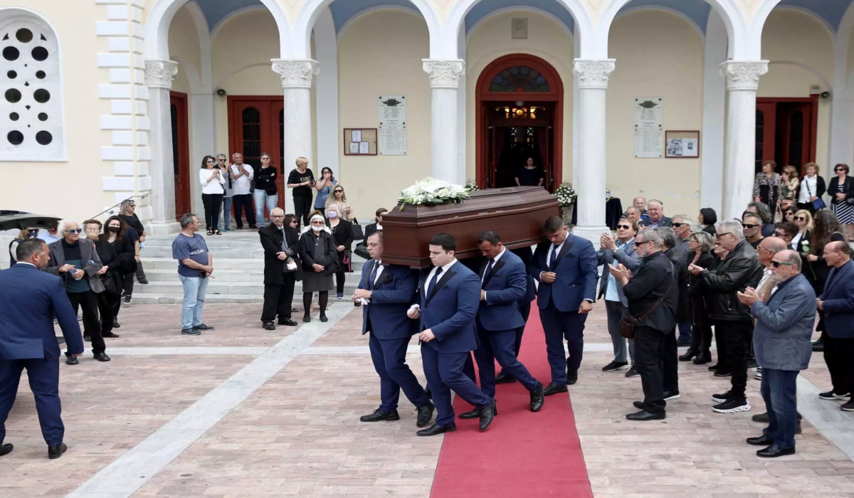 Γιάννης Βογιατζής: «Τελευταίο αντίο» στον τραγουδιστή με τη βελούδινη ...