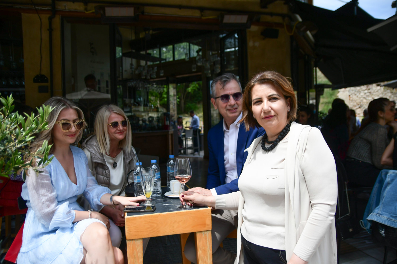 Βόλτα και καφές για την Ζωή Ακριβούλη - larissanet.gr