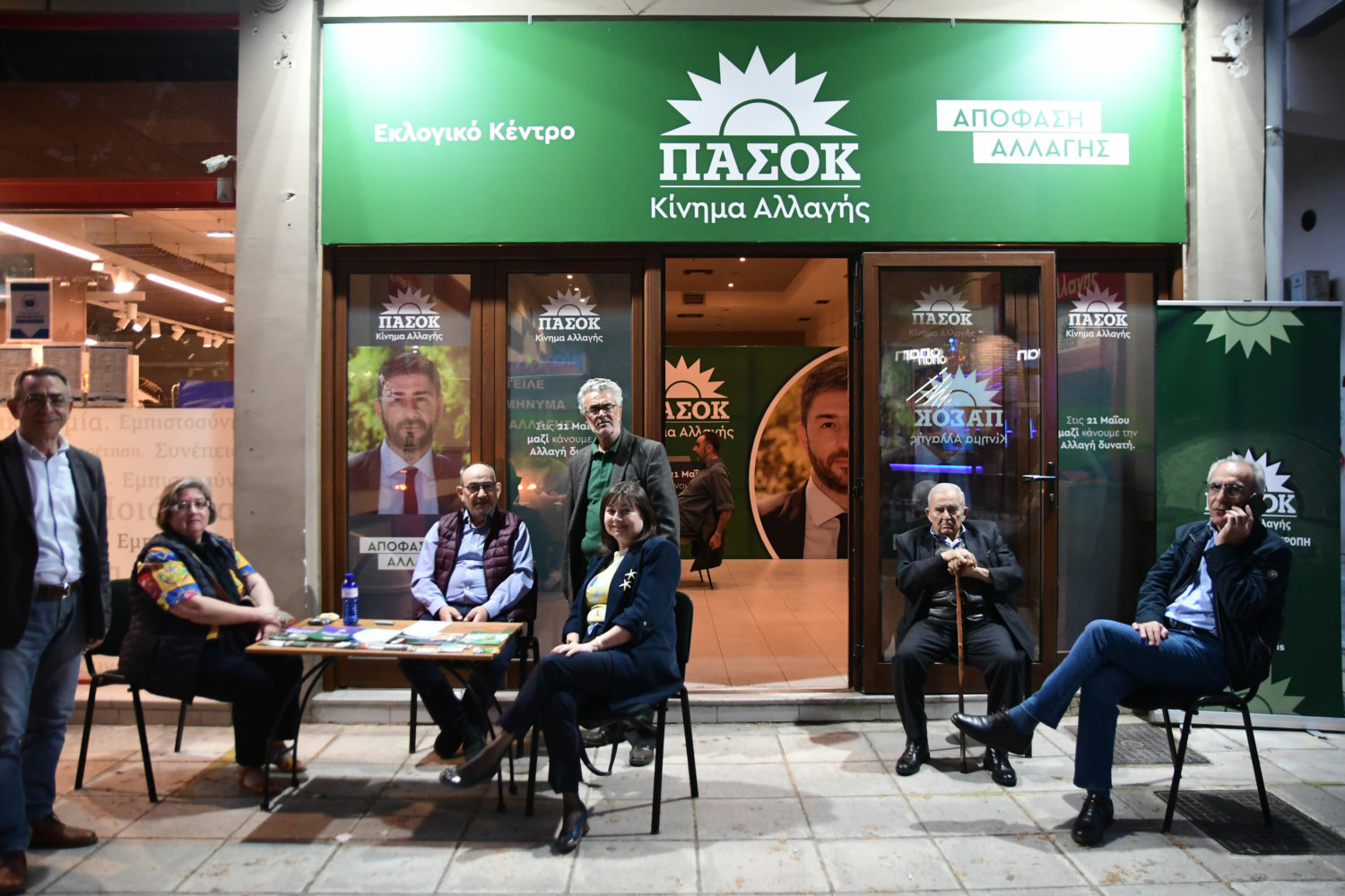 Εικόνες από το εκλογικό κέντρο του ΠΑΣΟΚ - ΚΙΝΑΛ - larissanet.gr