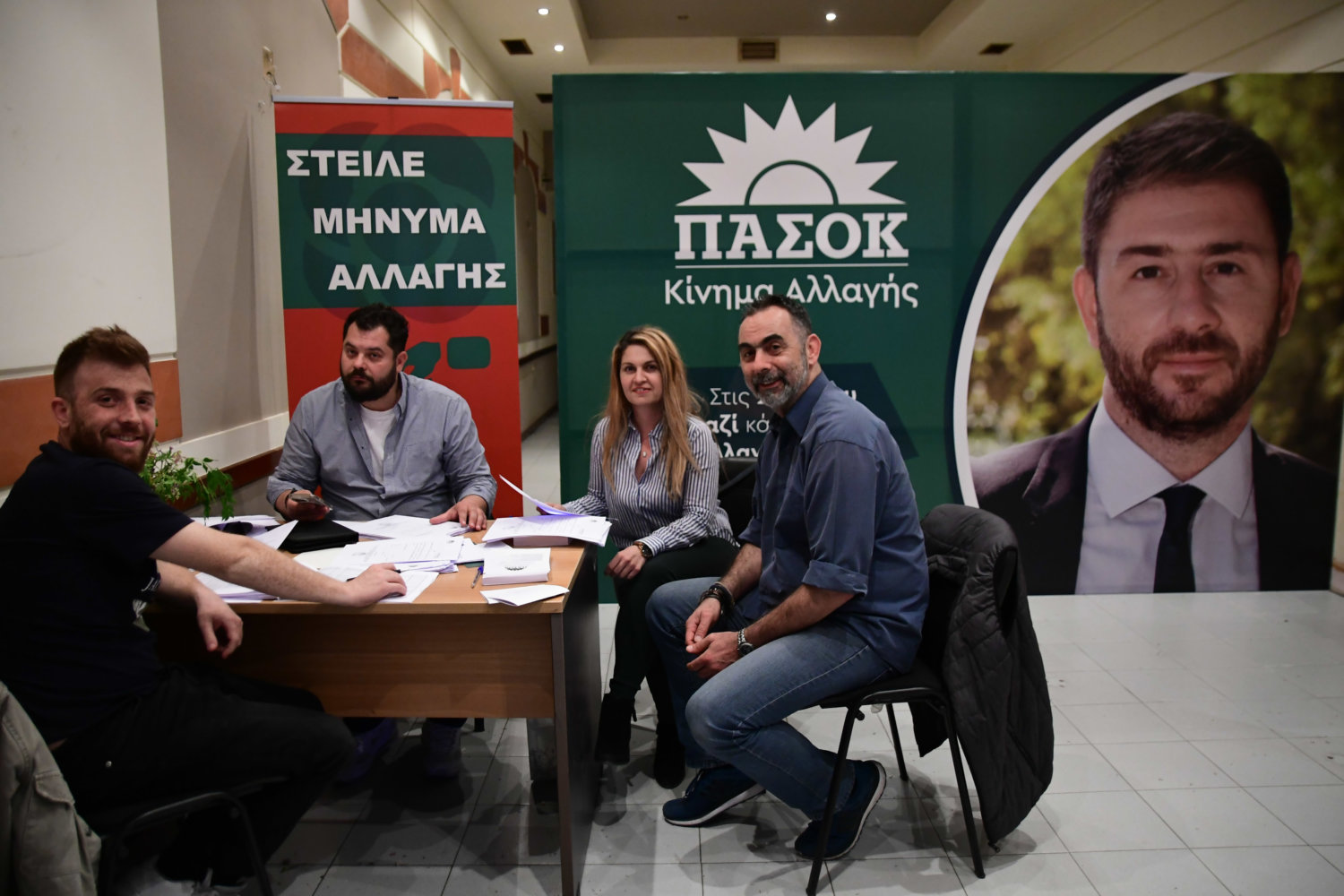 Εικόνες από το εκλογικό κέντρο του ΠΑΣΟΚ - ΚΙΝΑΛ - larissanet.gr