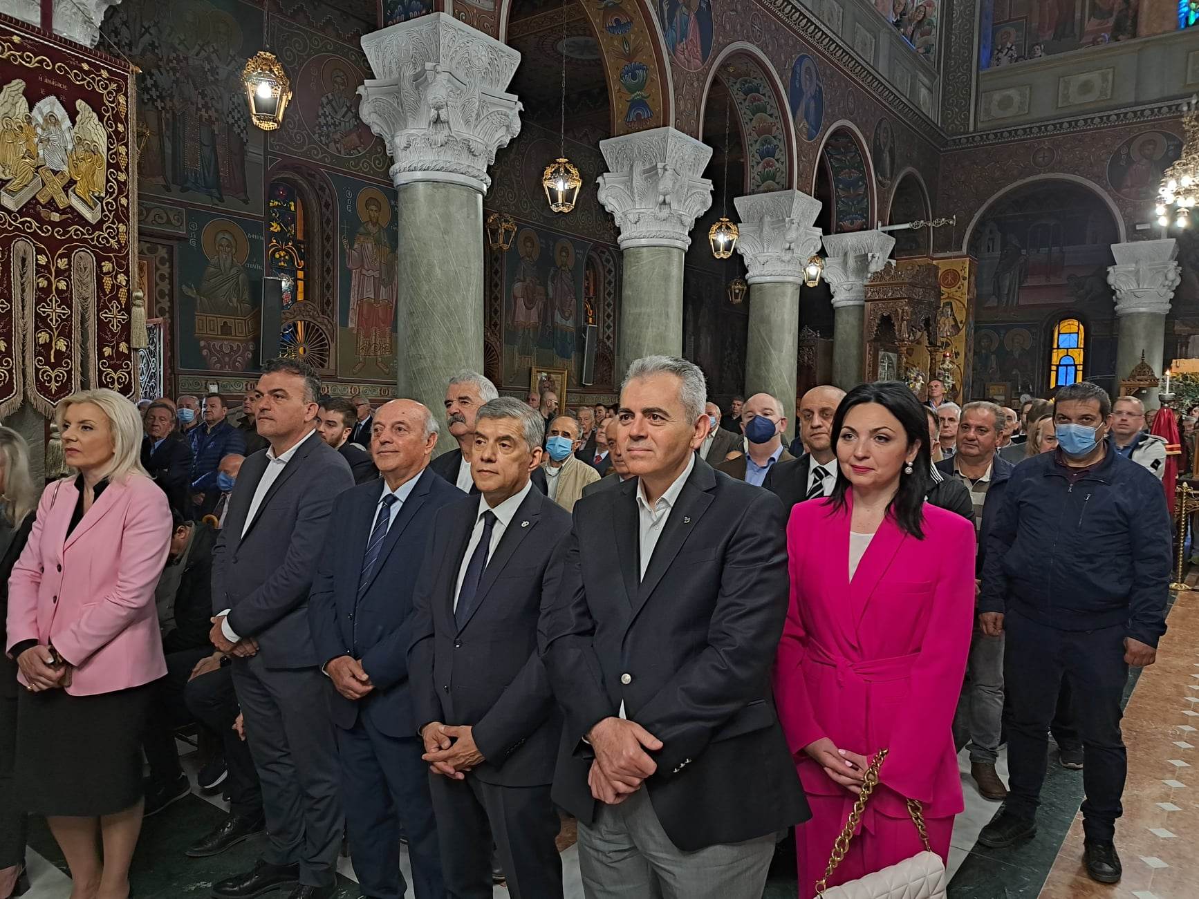 Κοσμοσυρροή Λαρισαίων στον Ι.Ν. Αγίων Κωνσταντίνου και Ελένης για τη ...