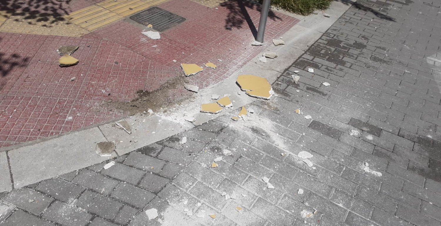 Λάρισα: Κομμάτια σοβά έπεσαν στο δρόμο - Δείτε εικόνες από το σημείο ...