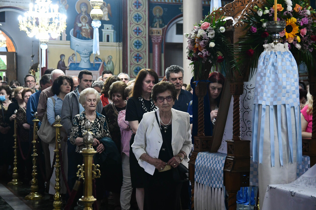 Λάρισα: Πλήθος πιστών στον Ι.Ν. Αγίας Τριάδος για τον Πανηγυρικό ...