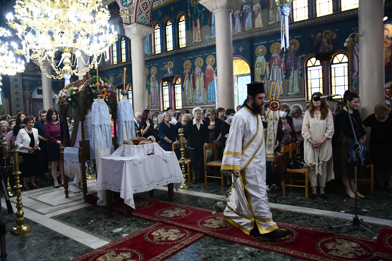 Λάρισα: Πλήθος πιστών στον Ι.Ν. Αγίας Τριάδος για τον Πανηγυρικό ...