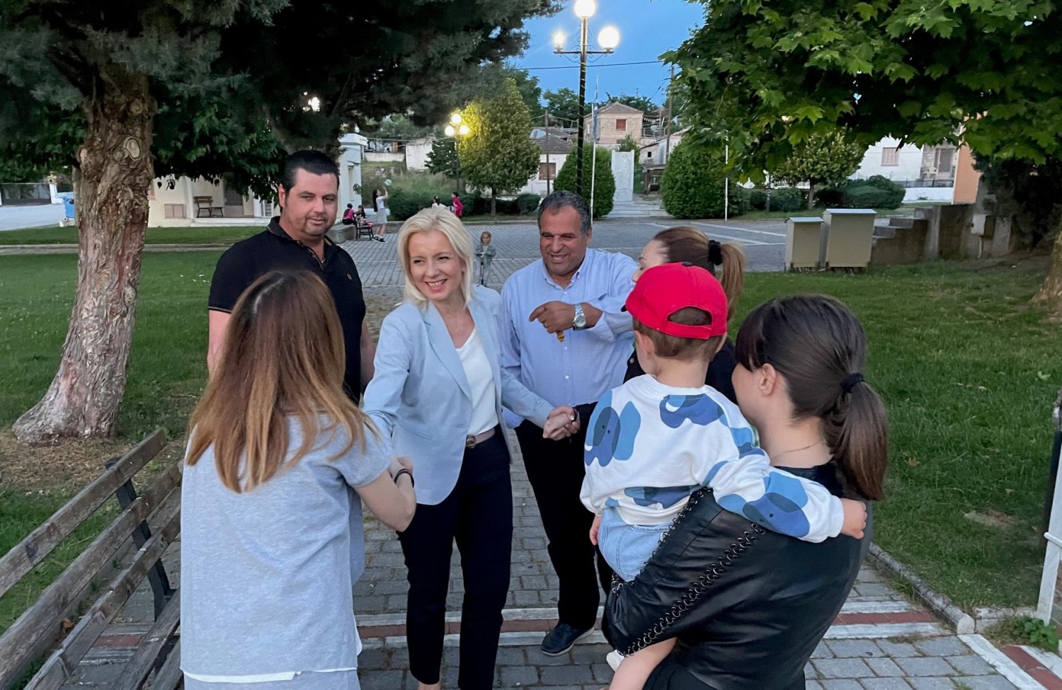 Ρένα Καραλαριώτου σε Μάνδρα, Αμυγδαλέα, Ραχούλα, Τερψιθέα: «Σταθερά ...