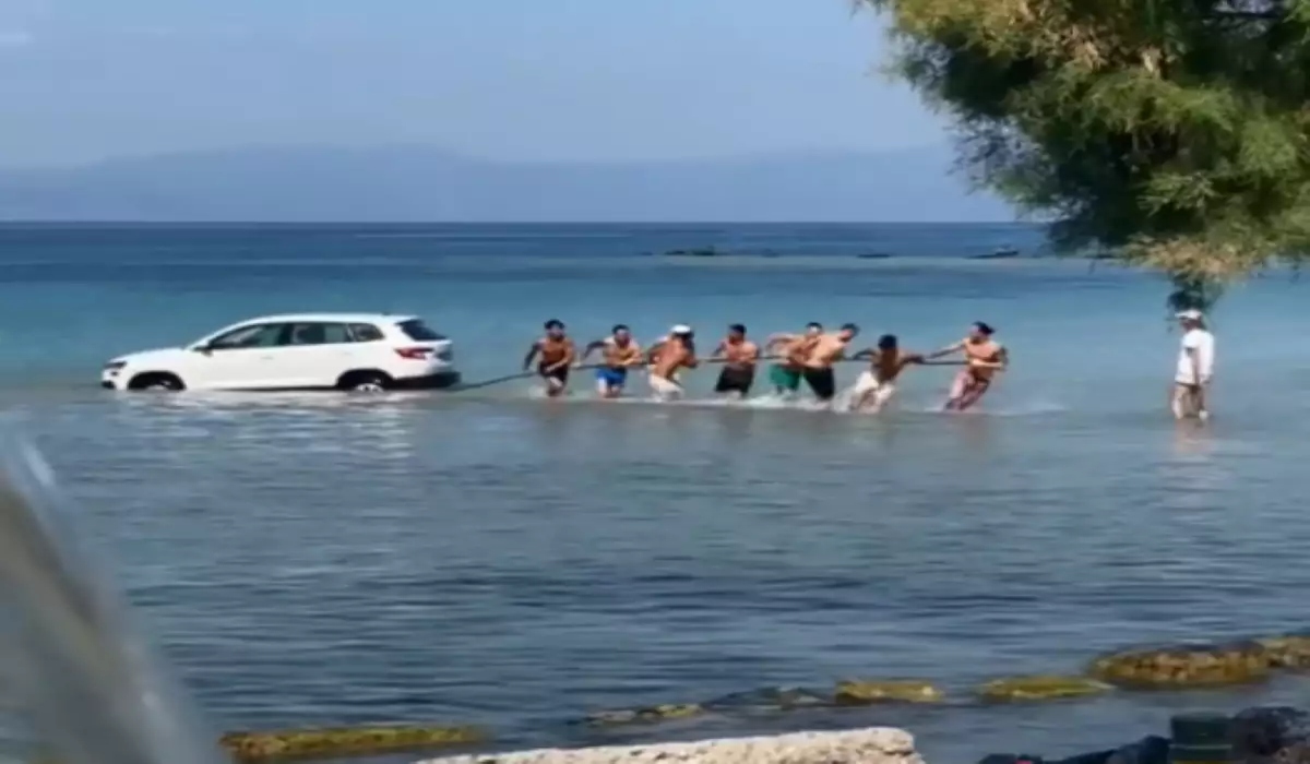 Αίγινα: Έβγαλαν αυτοκίνητο από τη θάλασσα σχηματίζοντας ανθρώπινη ...