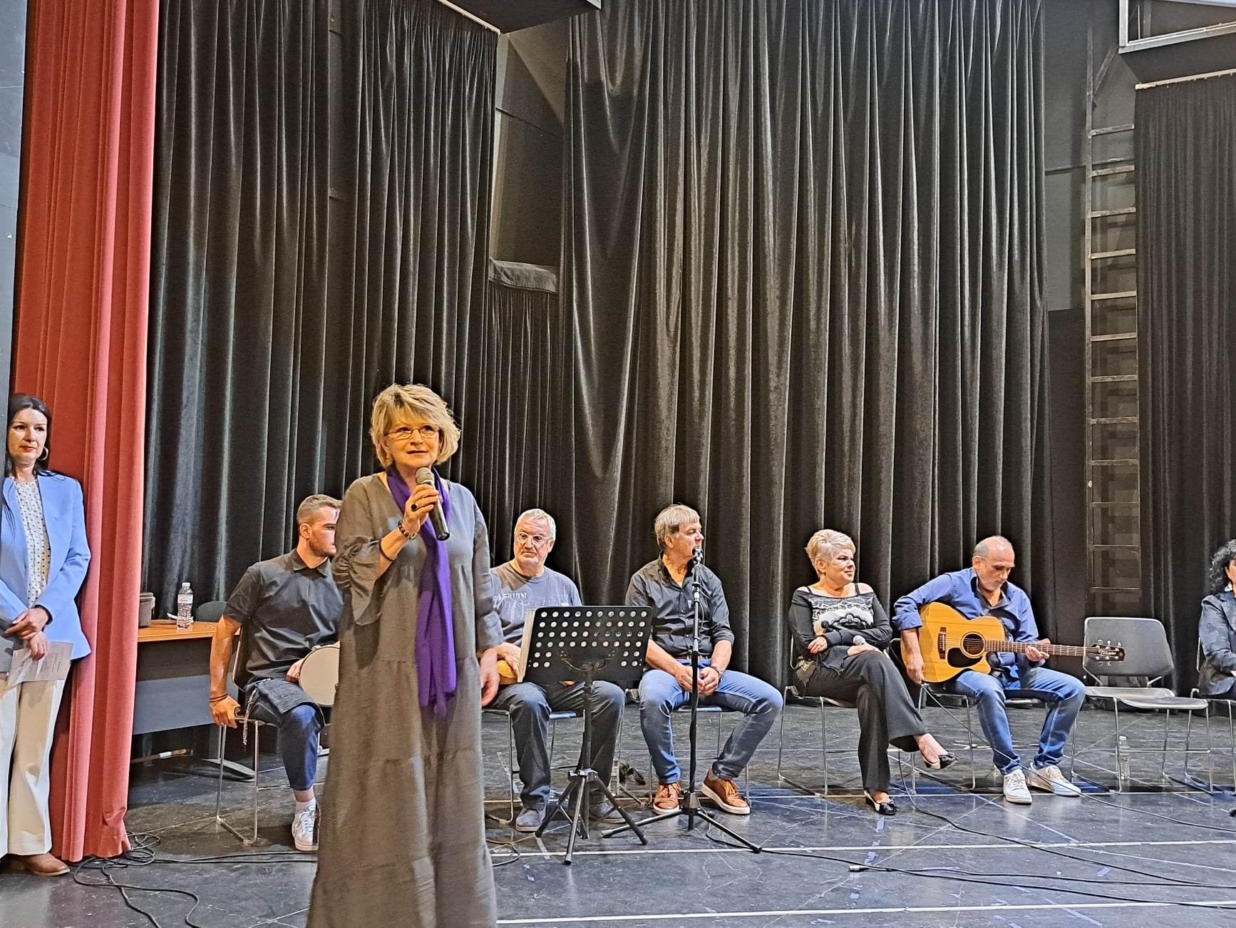 «Γέμισαν» τη Δημοτική Πινακοθήκη οι ήχοι του Απόστολου Καλδάρα (φωτ ...