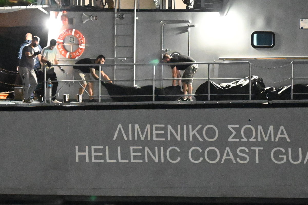Ολονύχτια επιχείρηση μετά το ναυάγιο στην Πύλο - Πλωτό του Λιμενικού ...