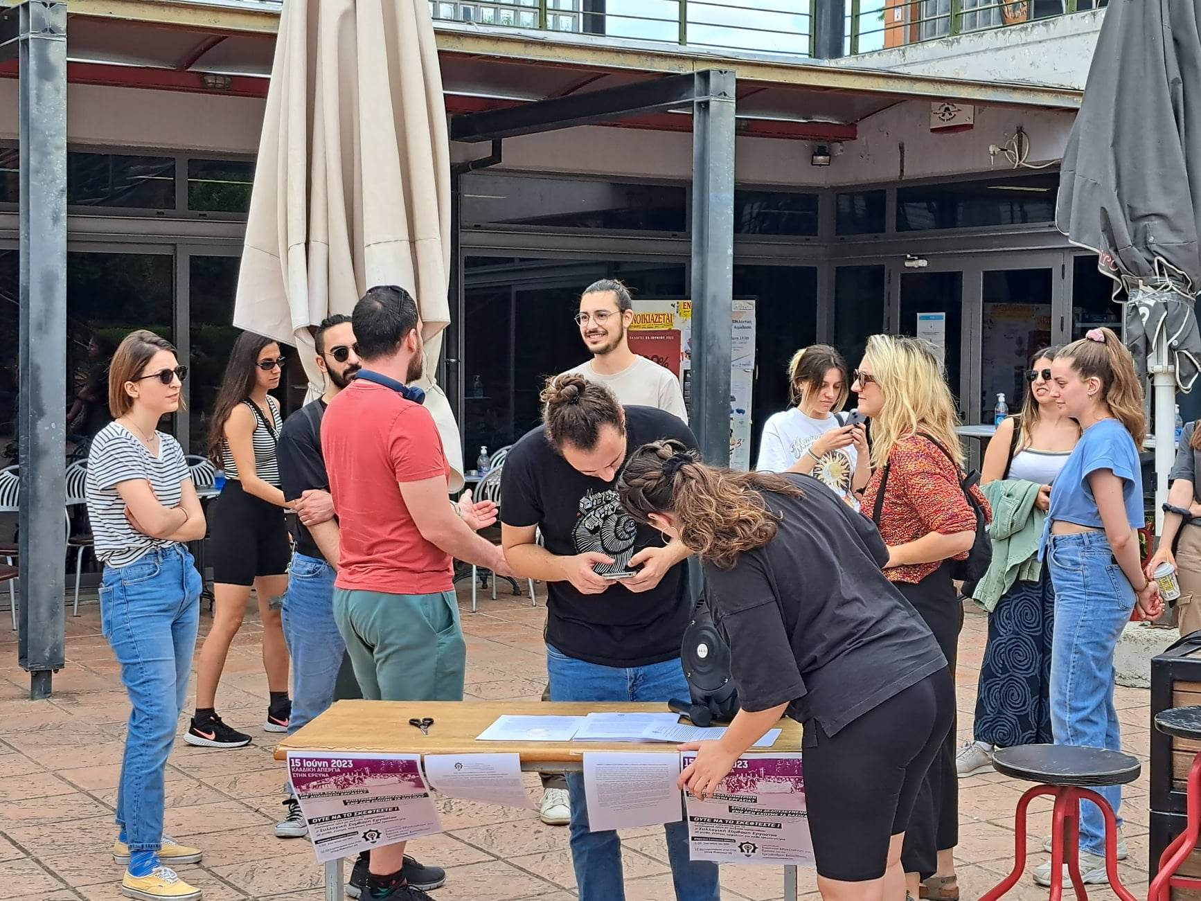 Διαμαρτυρία έξω από την Ιατρική Σχολή Λάρισας - "Στο Ελληνικό ...