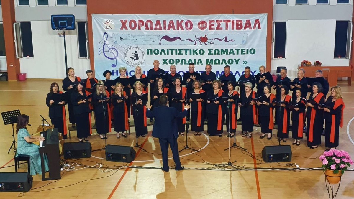Εξαιρετική εμφάνιση της χορωδίας "musicArte" Ελασσόνας στο Μώλο ...