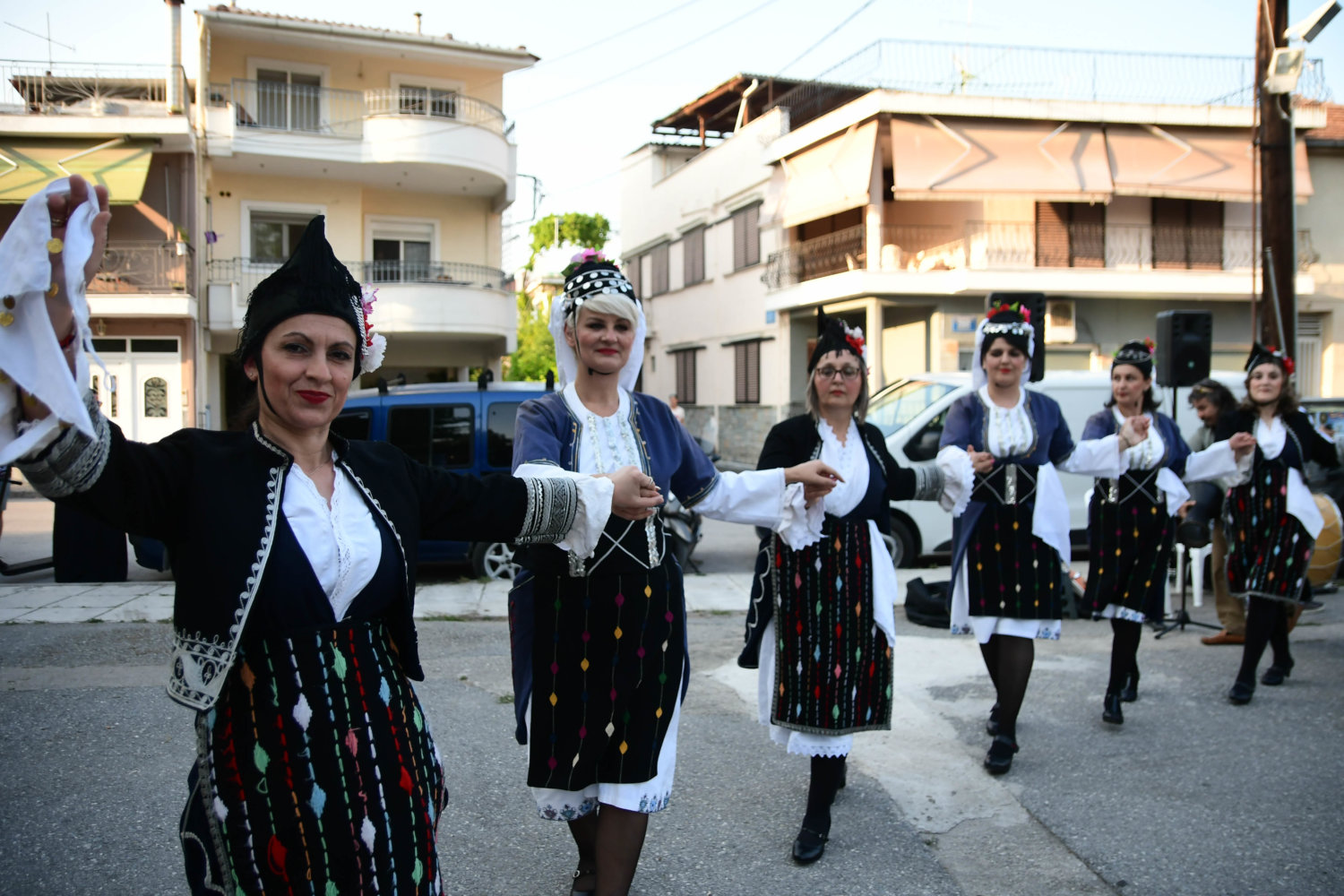 Λάρισα: Εκδήλωση χορευτικών τμημάτων στην πλατεία Αμπελοκήπων (φωτ ...