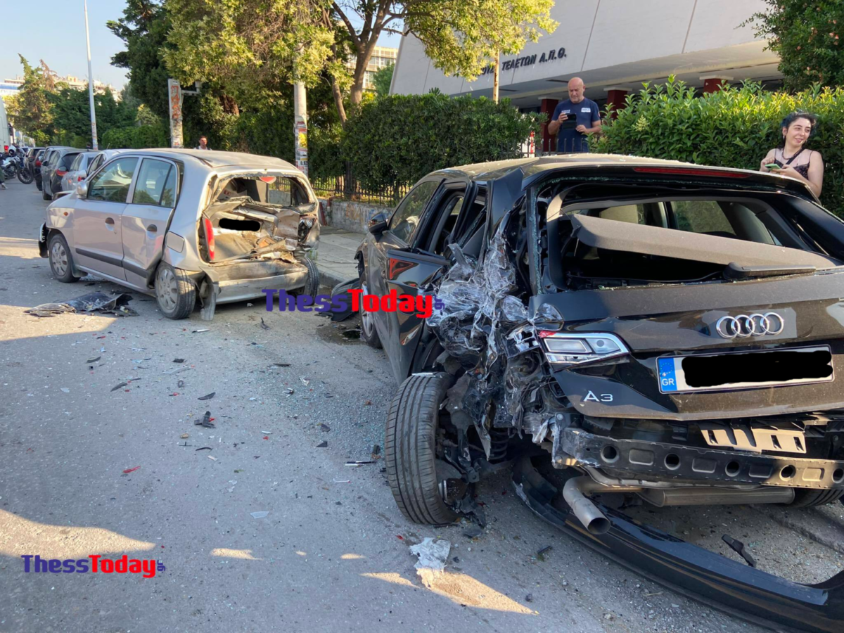 Τουριστικό λεωφορείο έπεσε πάνω και διέλυσε σταθμευμένα αυτοκίνητα στο ...