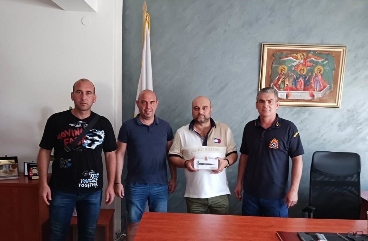 Τιμητική πλακέτα στον Όμιλο Εταιριών Αφοί Ντελόπουλοι από τον διοικητή ...
