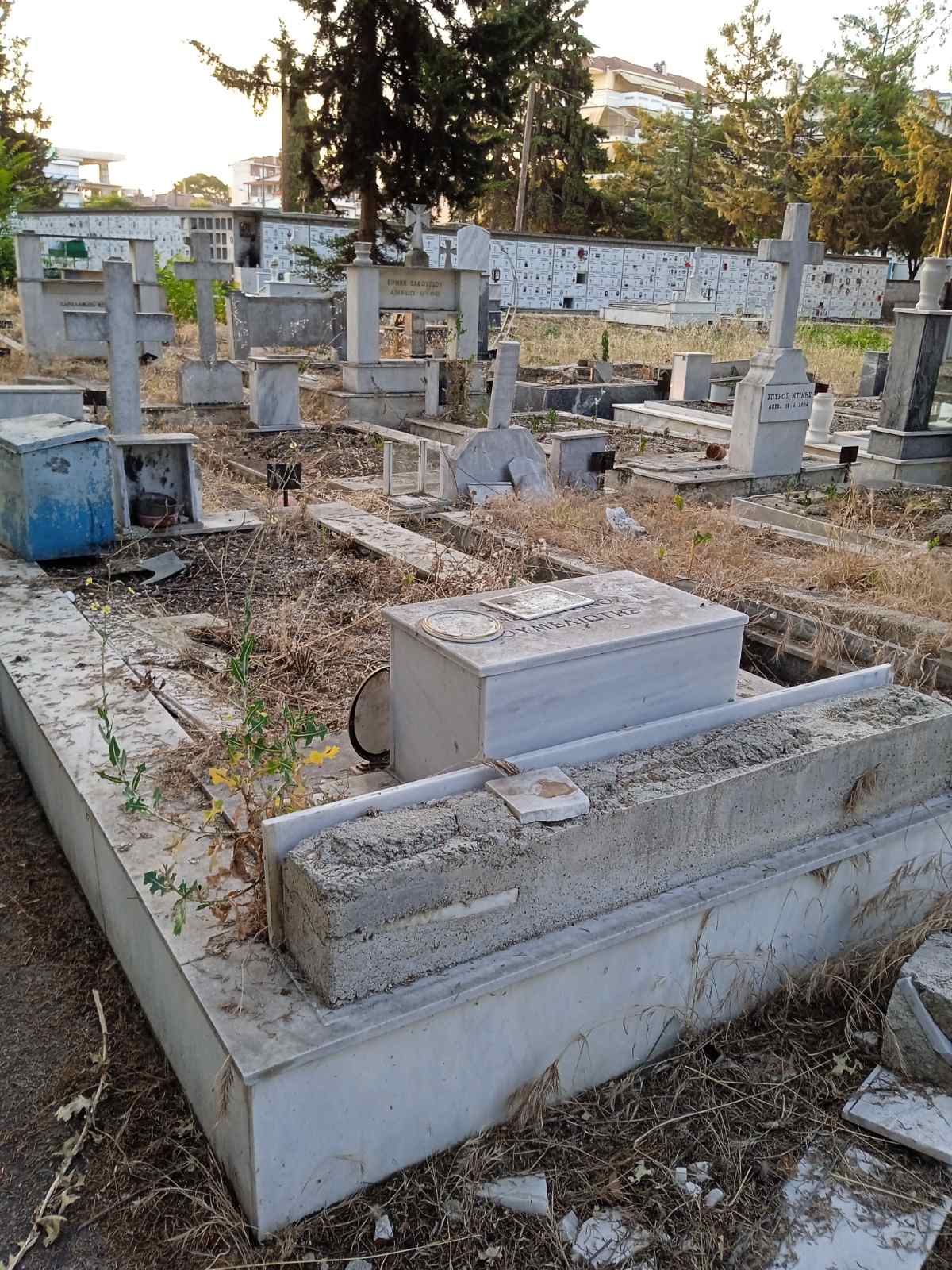 Εικόνες εγκατάλειψης στο παλιό Κοιμητήριο Λάρισας (φωτ.) - larissanet.gr