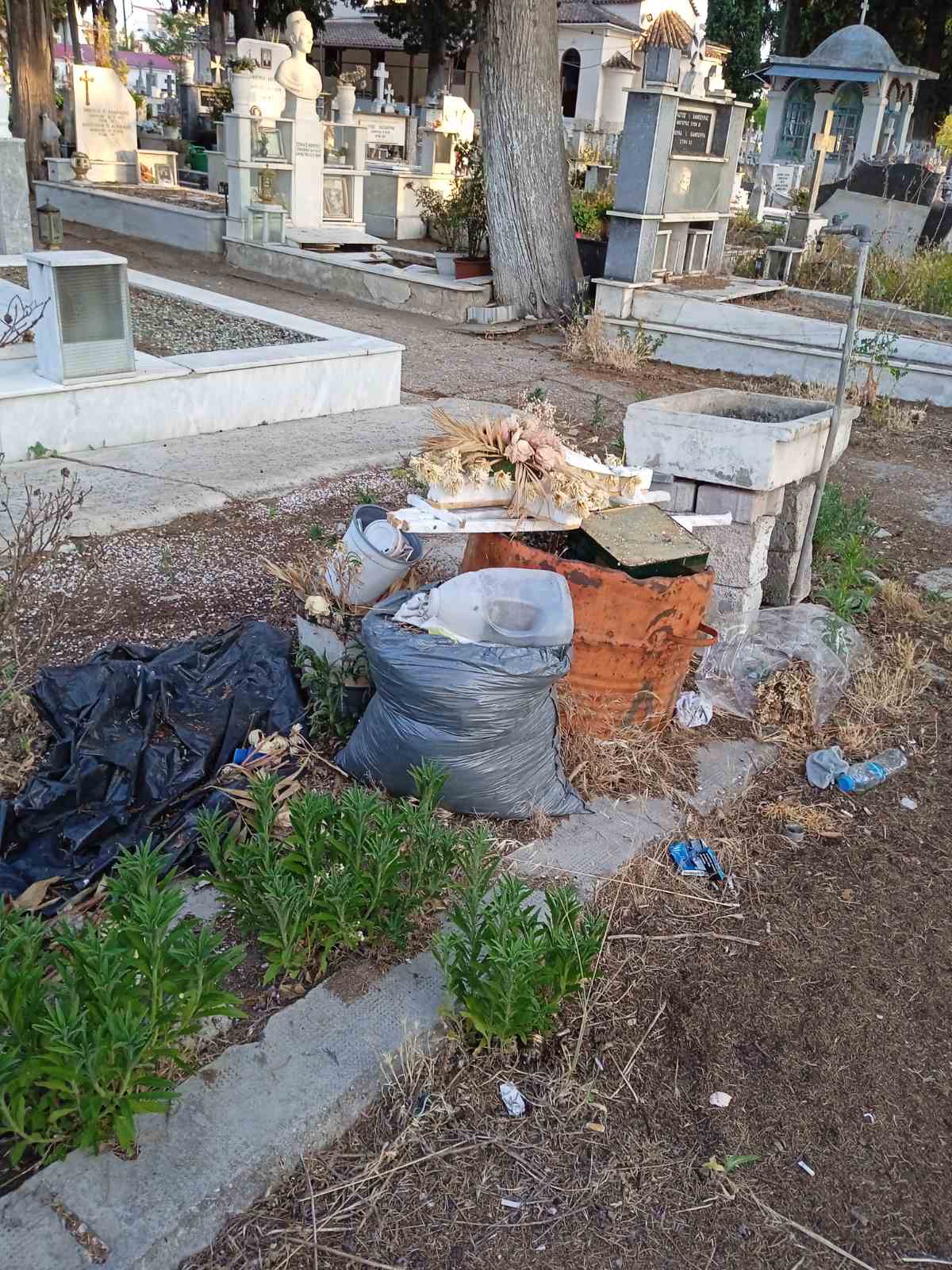Εικόνες εγκατάλειψης στο παλιό Κοιμητήριο Λάρισας (φωτ.) - larissanet.gr